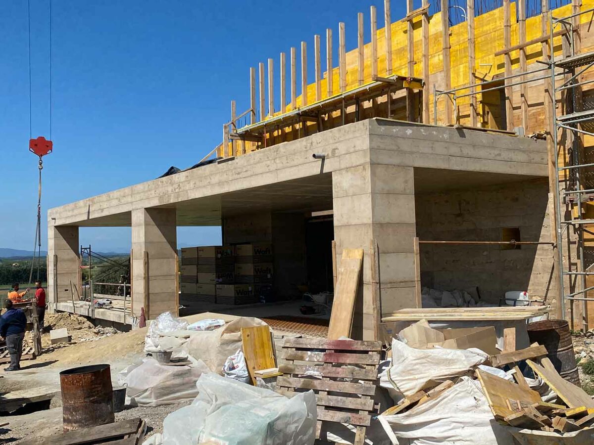 Restoration farmhouse with natural stone color concrete - Serra Ciments