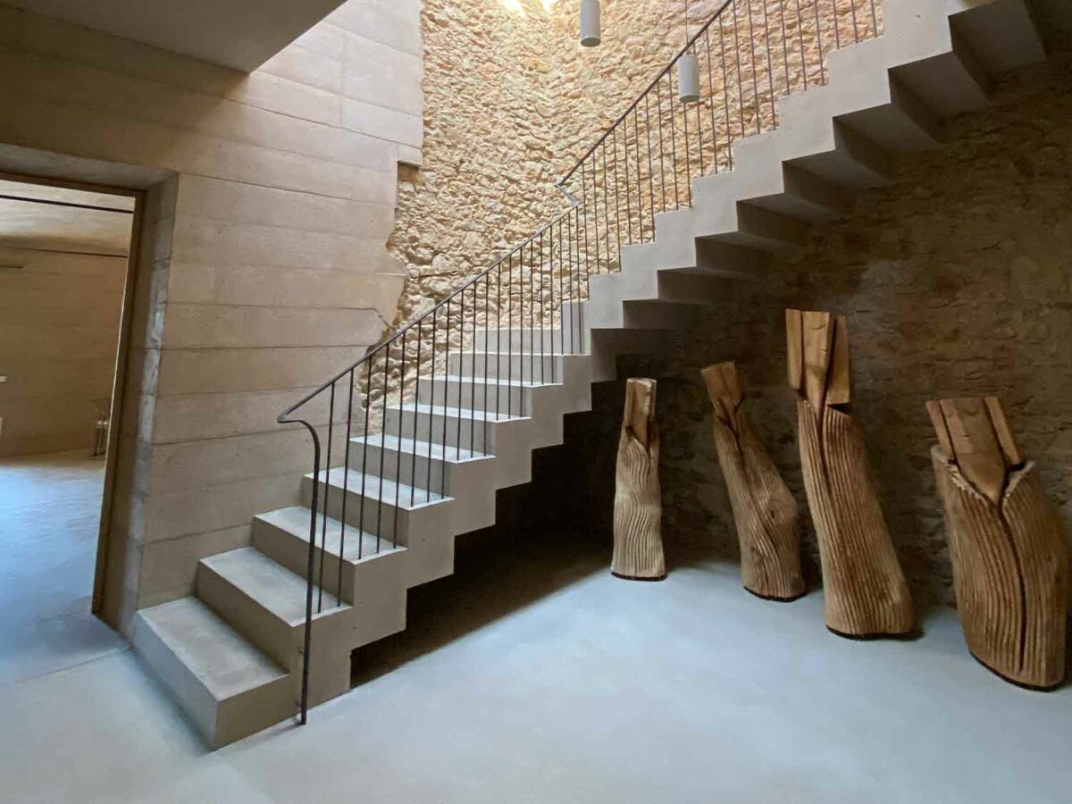 Restoration farmhouse with natural stone color concrete - Serra Ciments
