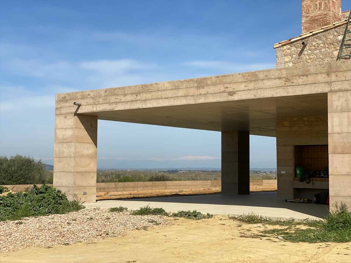 Restoration farmhouse with natural stone color concrete - Serra Ciments