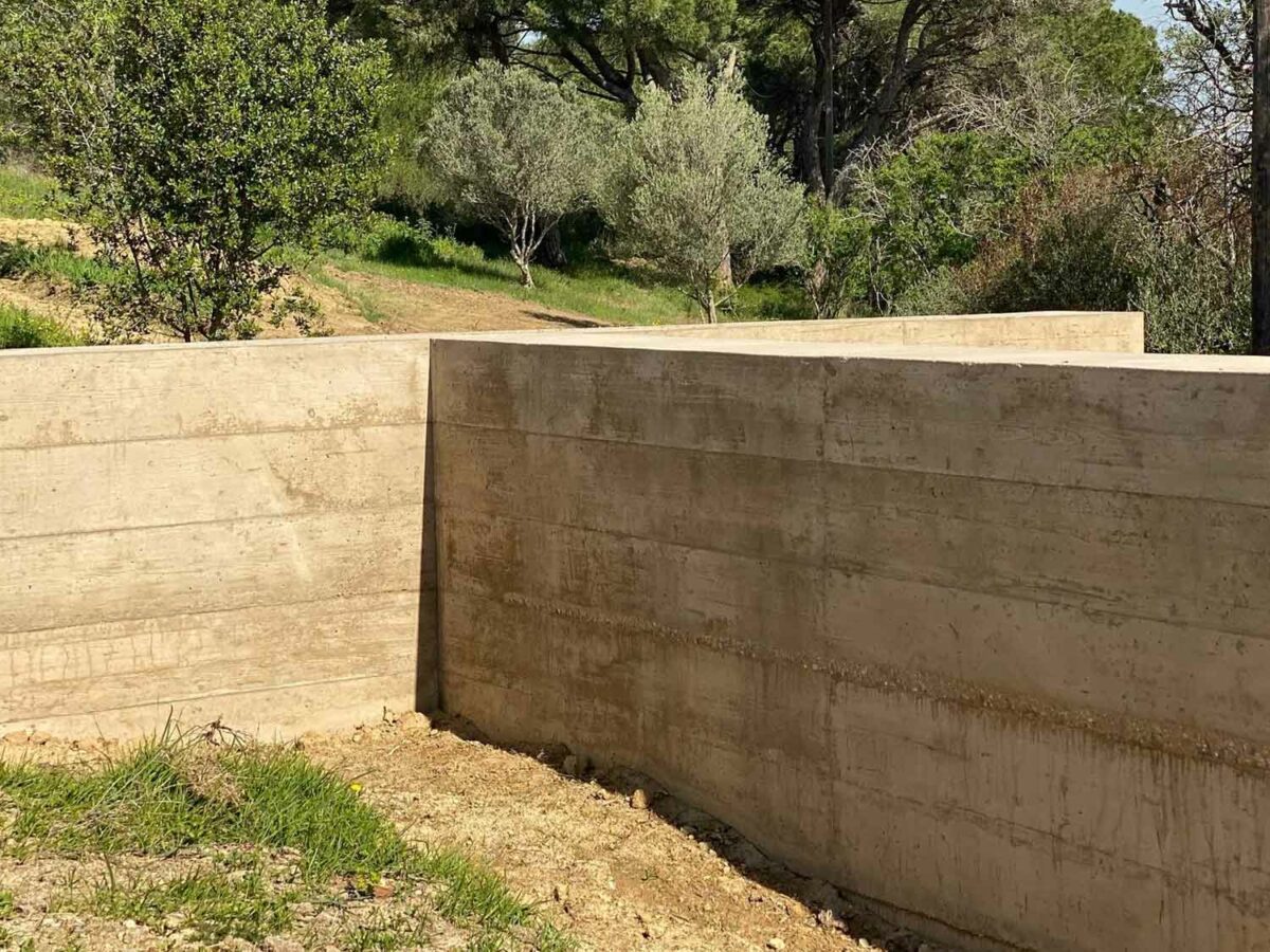 Restoration farmhouse with natural stone color concrete - Serra Ciments