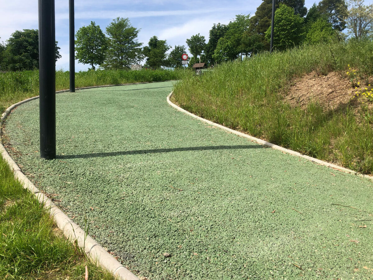 Green drainable concrete pavement in Bilbao / Pigment green