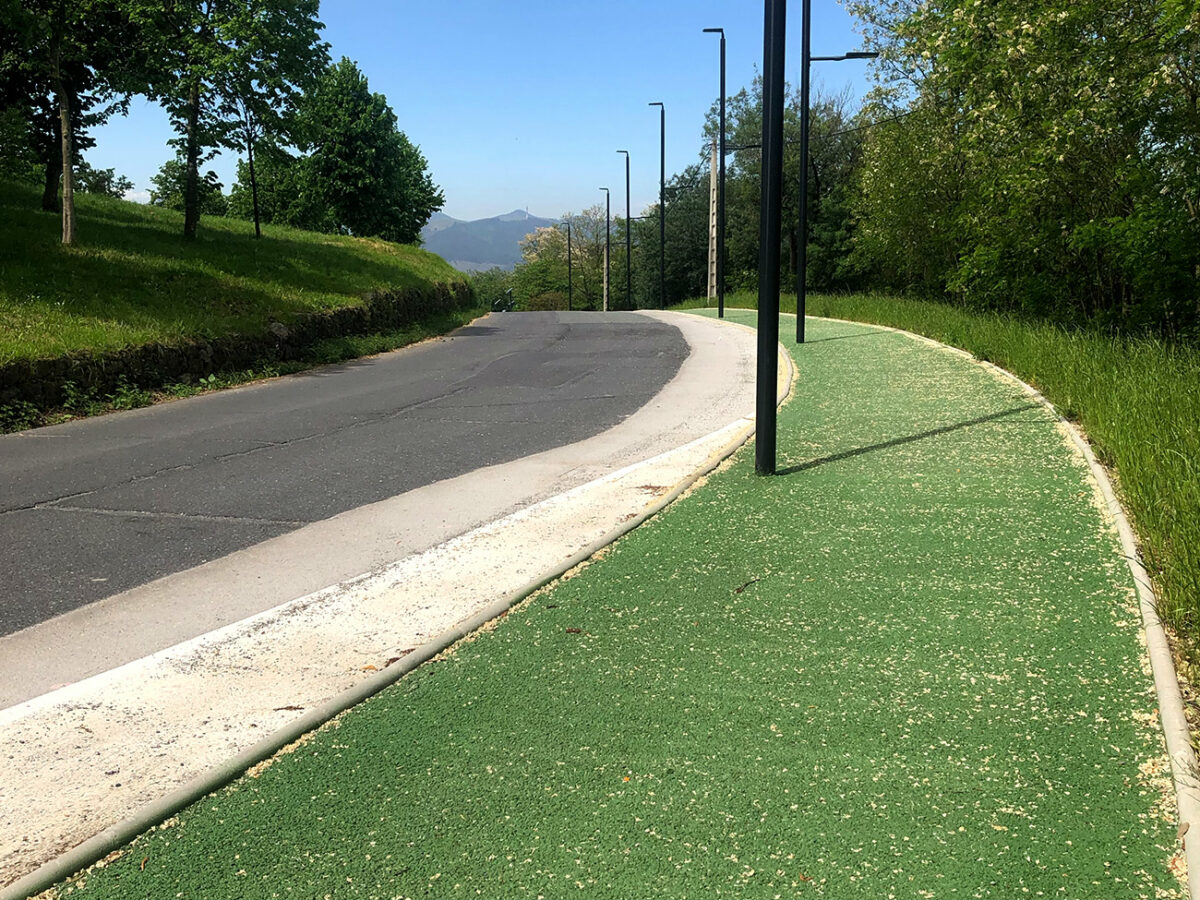 Green drainable concrete pavement in Bilbao / Pigment green